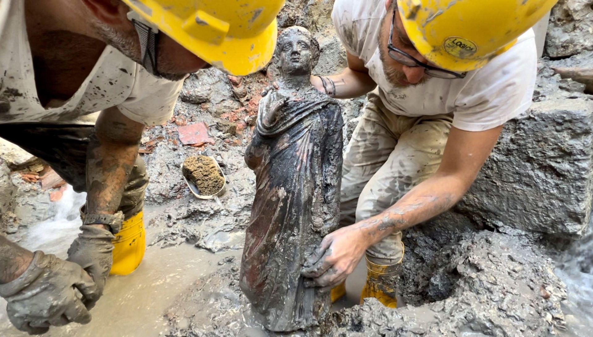 Exceptional discovery of Bronze statues - AnthroMania